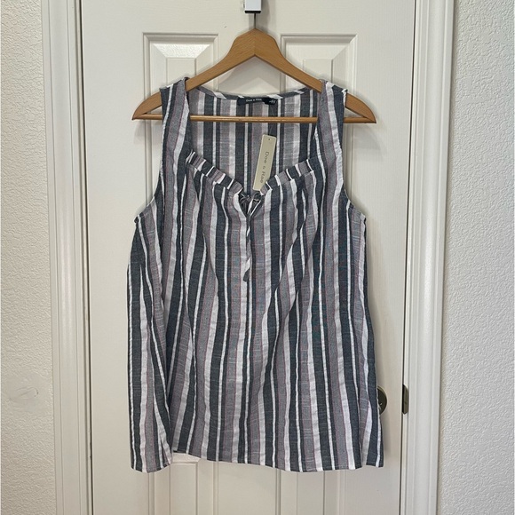 Doe & Rae | Tops | Doe Rae Vneck Sleeveless Top | Poshmark